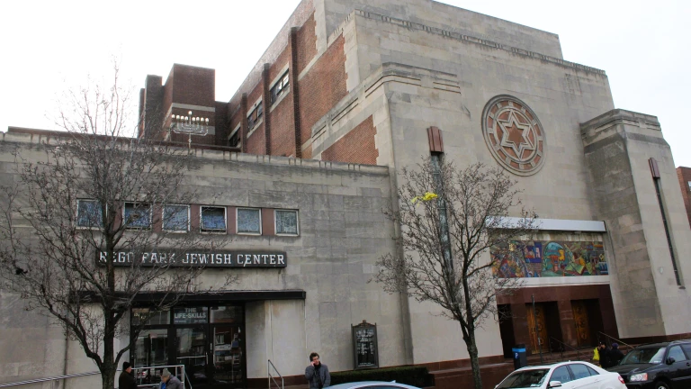 Jews rally against hatred in Queens, NY; police search for vandalism ...